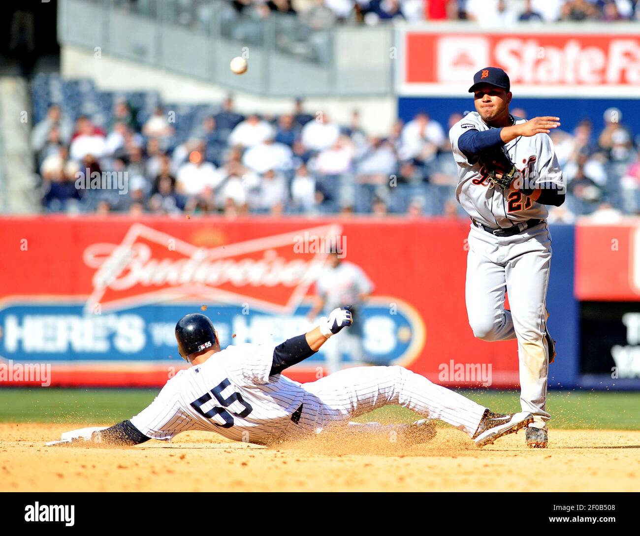 Le shortstop des Detroit Tigers Jhonny Peralta (27) évite le New York ...