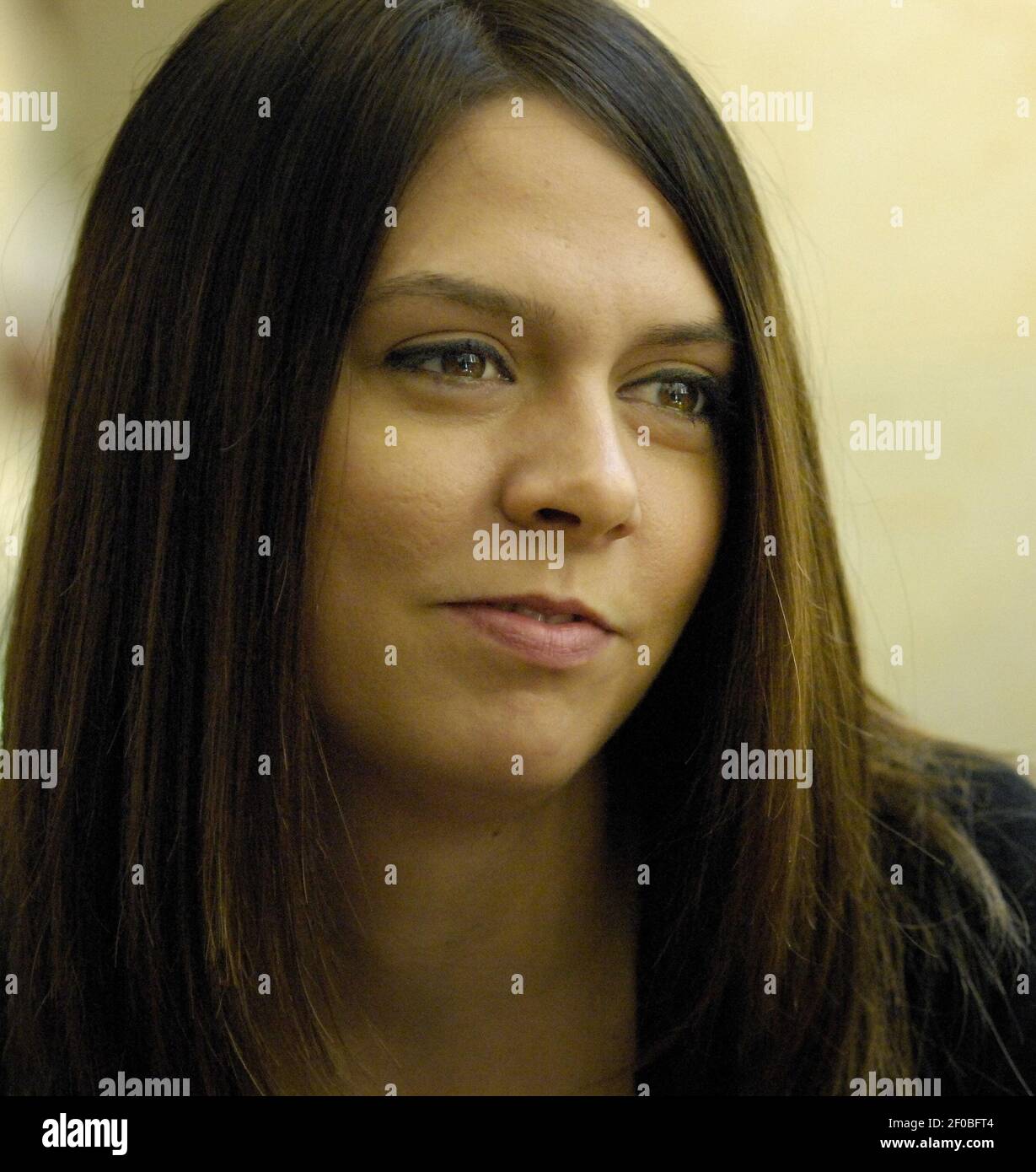 Jenni Mathe parle aux médias de sa mère Diana, le 28 avril 2011, à fort ...