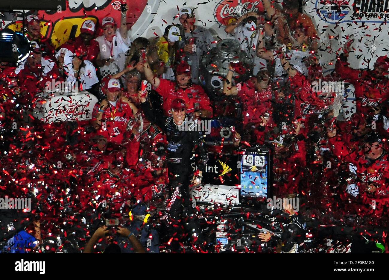 Par une explosion de confetti, le pilote de la NASCAR Sprint Cup Series ...