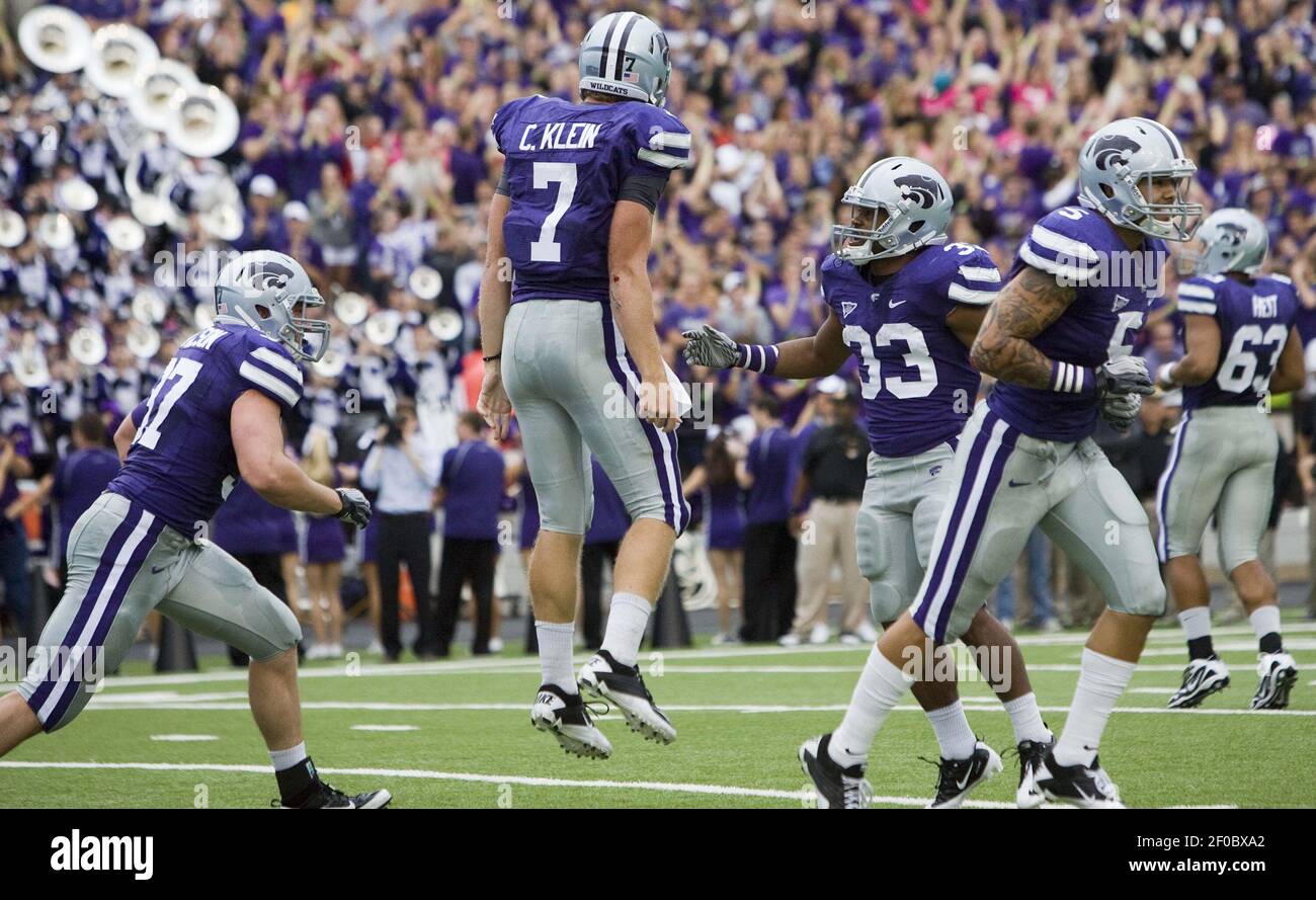 Le quarterback de l'État du Kansas Collin Klein (7) saute dans les airs ...