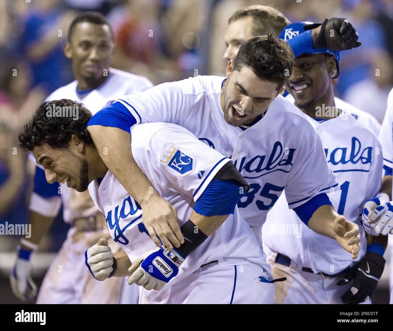 Eric Hosmer (35) et Mike Aviles (13), de Kansas City Royals, célèbrent ...