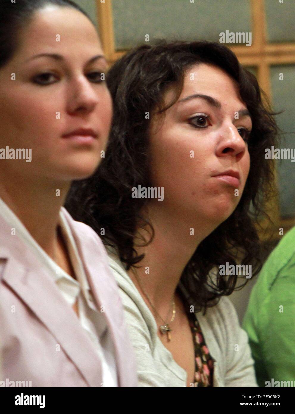 Sarah Ward, à gauche, et sa sœur Mallory assistent à des procédures ...