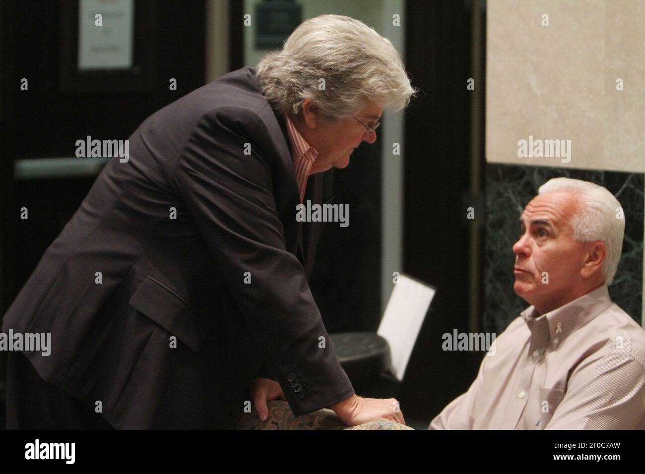 L'avocate de la défense Ann Finnell, à gauche, s'entretient avec George ...