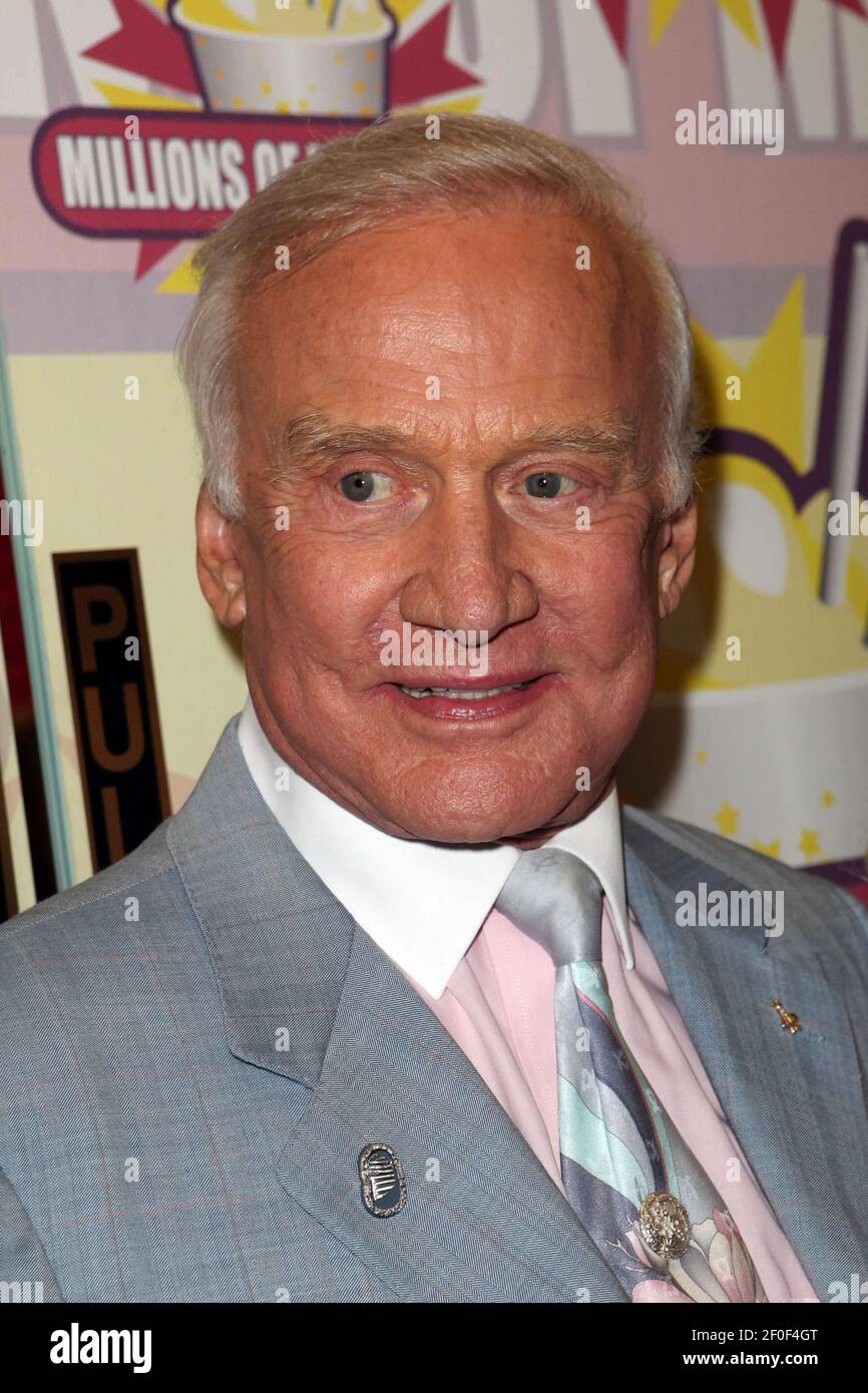 23 mars 2010- Santa Monica, Californie- Buzz Aldrin arrive alors que Niecy Nash lance son ...