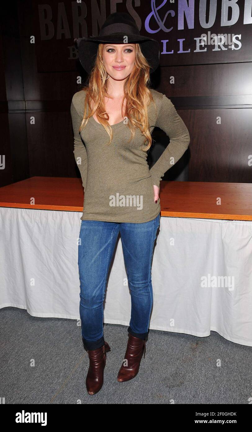Hilary duff signe des copies Banque de photographies et d’images à ...