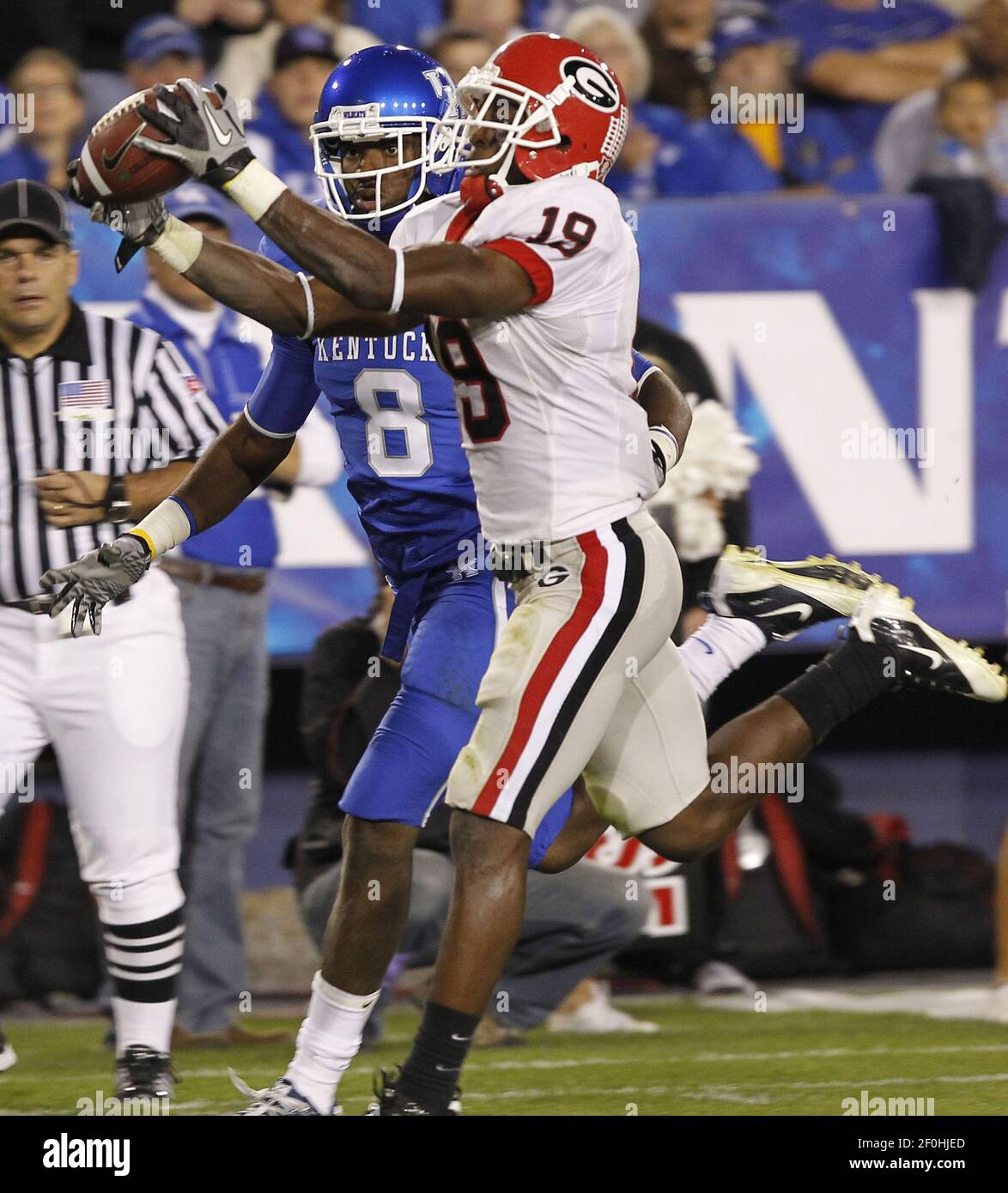 Le cornerback de Géorgie Sanders Commings (19) a intercepté un col Mike ...