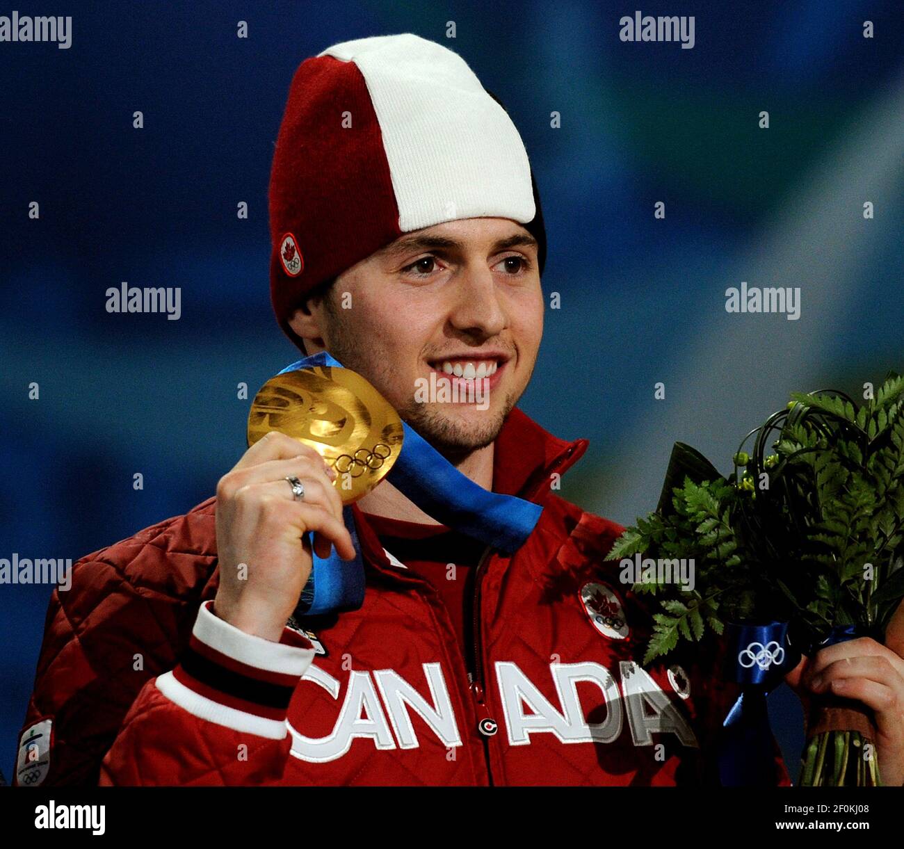 Alexandre Bilodeau célèbre après avoir reçu la médaille d'or olympique ...