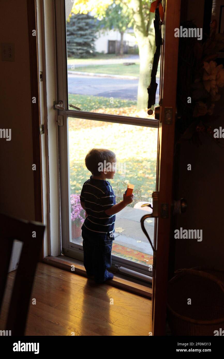 Carson Cook, 21 mois, attend à la porte de sa grand-mère pour arriver à ...