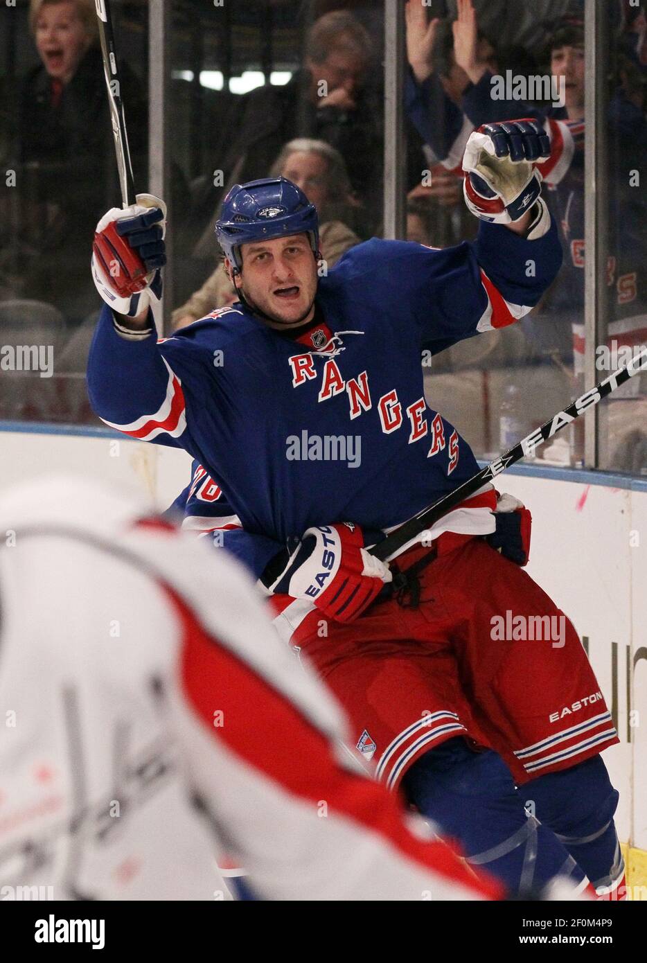 Derek Boogaard des Rangers de New York célèbre son but de deuxième ...