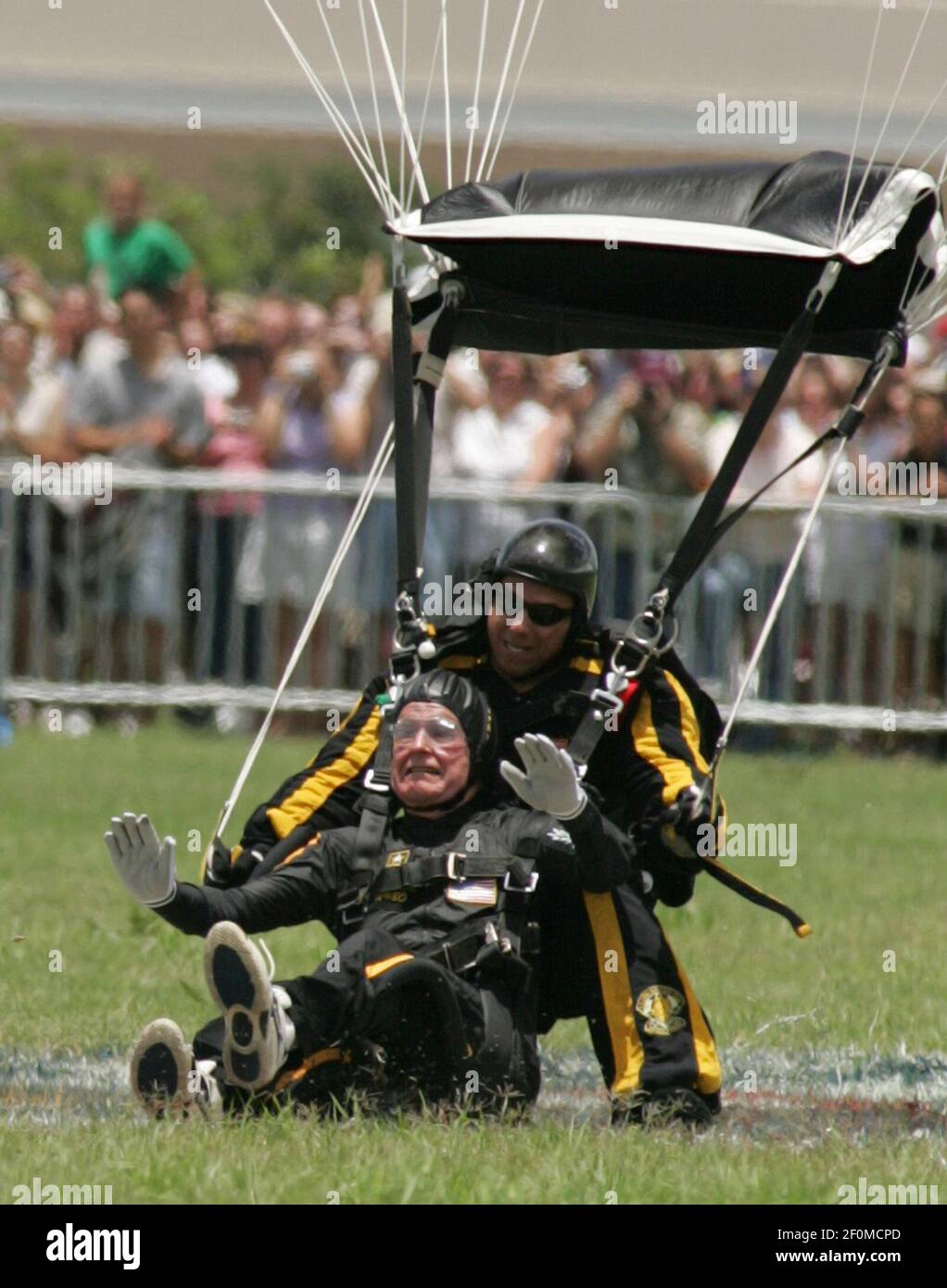 Ancien président George H.W. Bush se rapproche du sol en un saut en ...