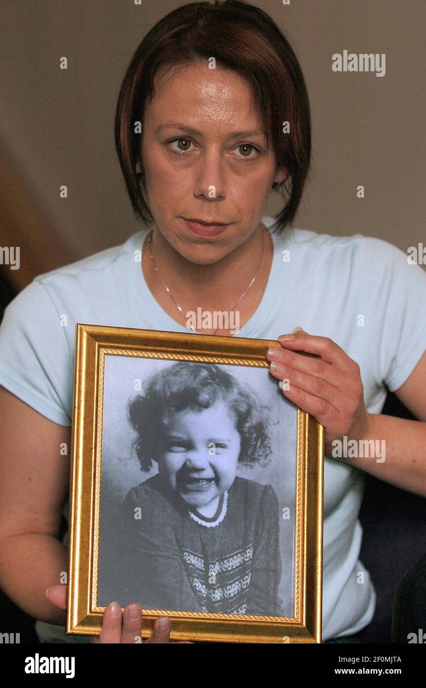 Natasha Lee avec sa photo de sa petite sœur Katrice Lee, âgée de 2 ans ...