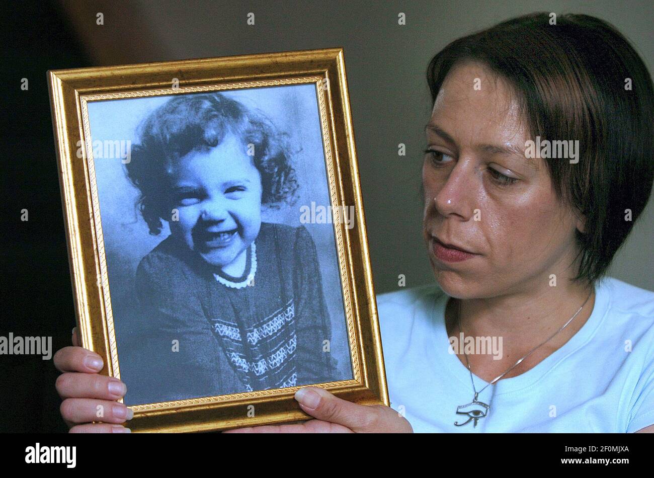 Natasha Lee avec sa photo de sa petite sœur Katrice Lee, âgée de 2 ans ...