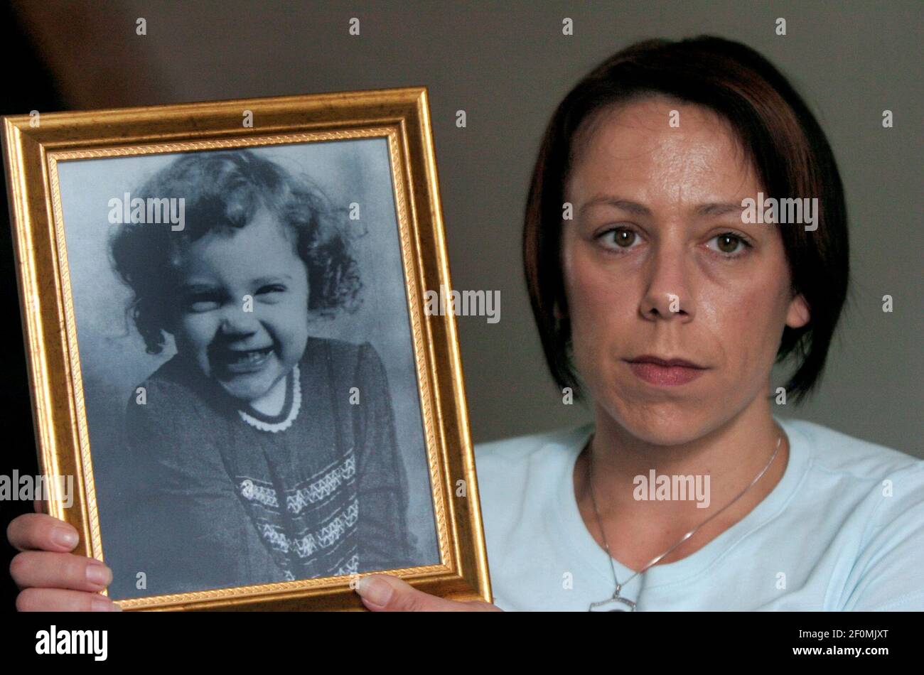 Natasha Lee avec sa photo de sa petite sœur Katrice Lee, âgée de 2 ans ...