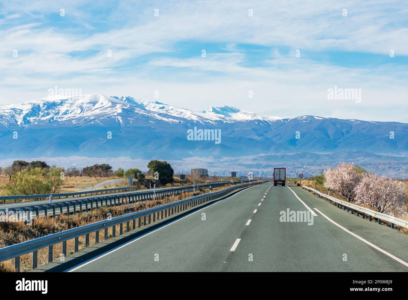 Autoroute droite avec un camion réfrigéré en circulation et avec la ...