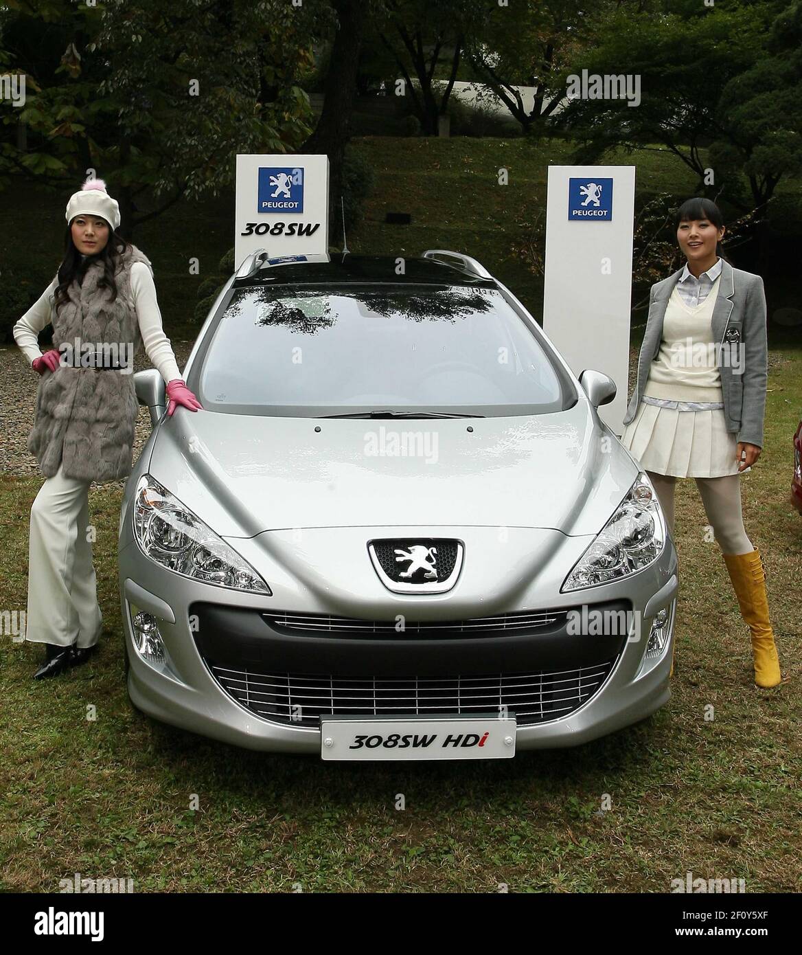 22 octobre 2008 - Séoul, Corée du Sud - le modèle sud-coréen pose avec la Peugeot 308SW HDI et ...