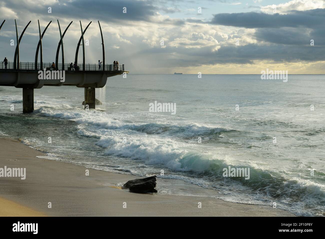 Paysage, paysage marin, personnes sur la jetée, silhouette, front de ...