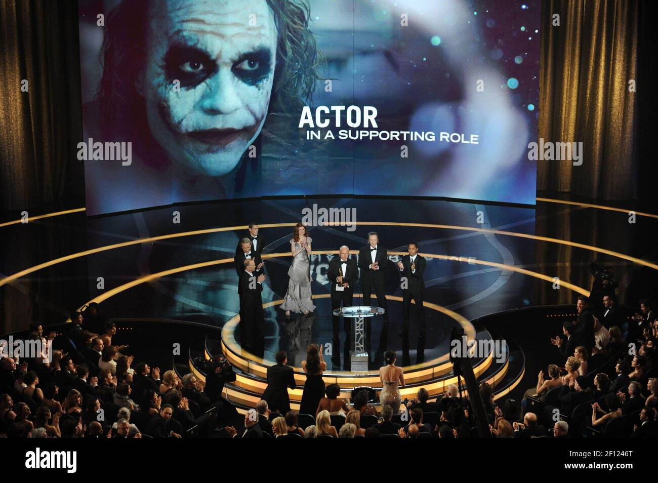 Kim Ledger, le père de Heath Ledger, accepte l'Oscar du meilleur acteur ...