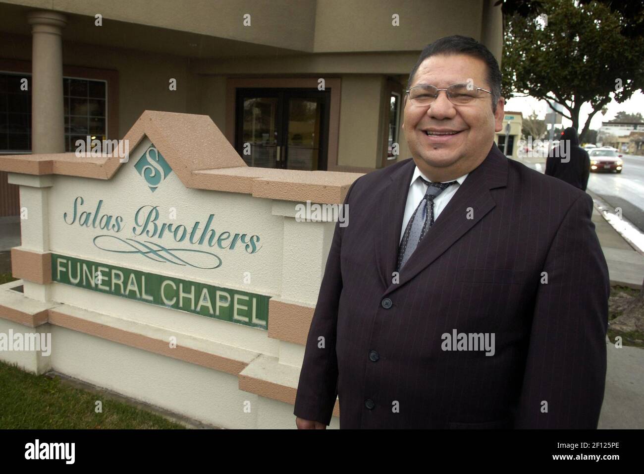 Le pasteur Dan Sandoval a épousé Robert Smith, 58 ans, et Mary Hartman, 80 ans, à la chapelle ...