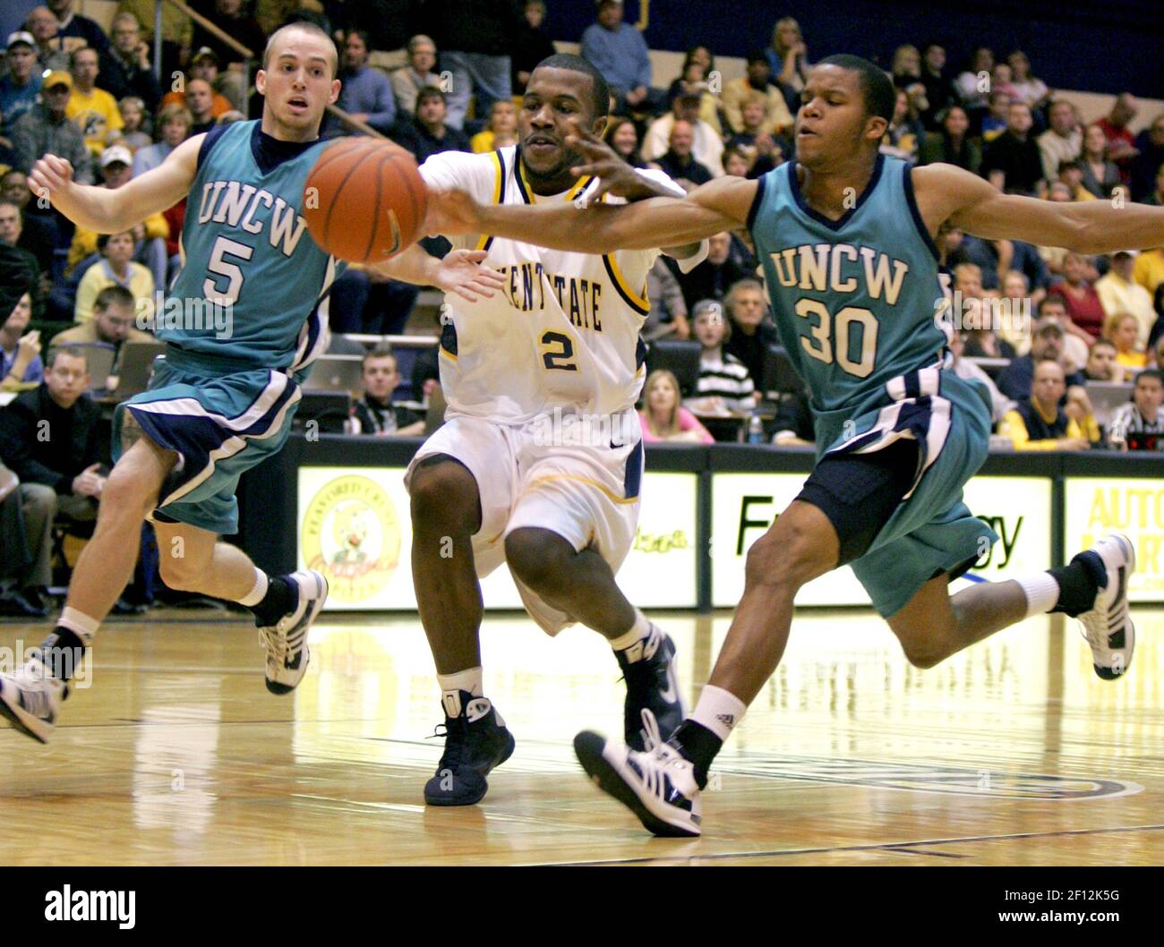 Le garde d'État de Kent Chris Singletary, au centre, combat le garde de ...