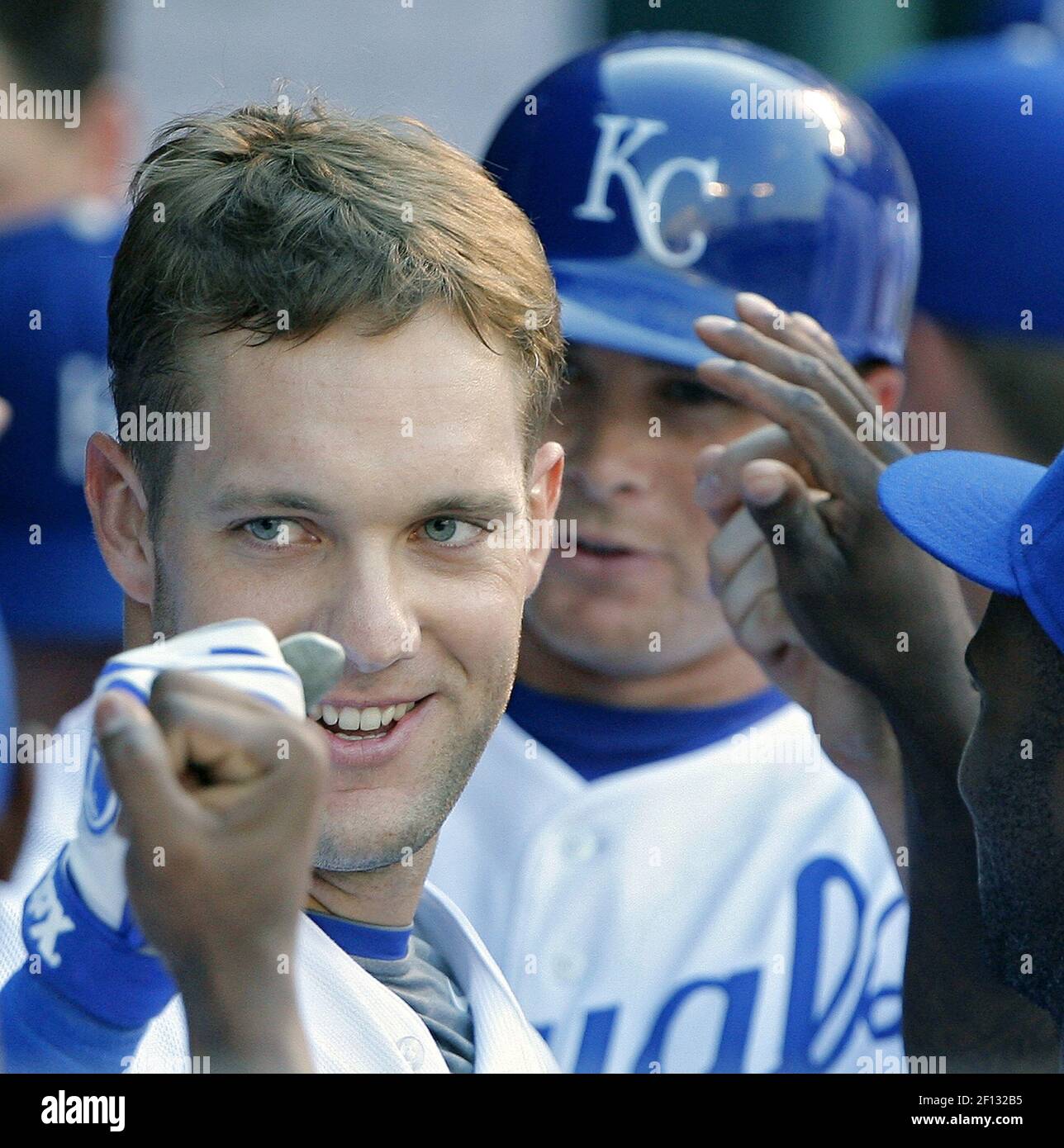 Alex Gordon (4), troisième bassiste de Kansas City Royals, est félicité ...