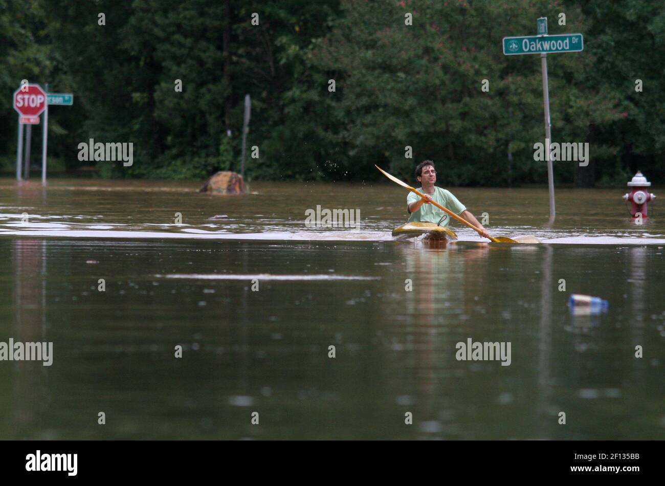 Un homme non identifié fait du kayak dans une rue inondée de Chapel ...