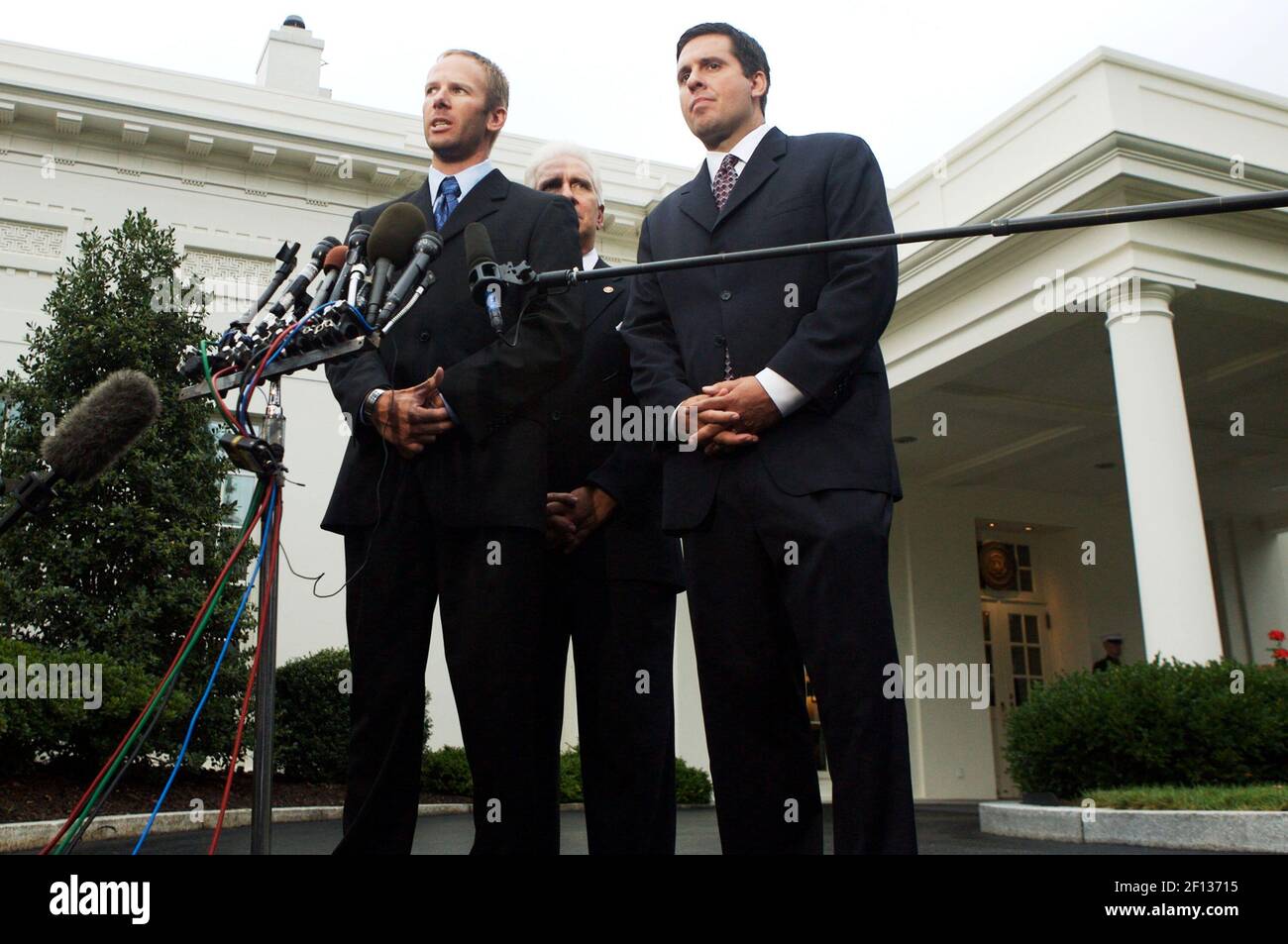 Jason Hubbard, à gauche, parle aux journalistes en dehors de la Maison ...