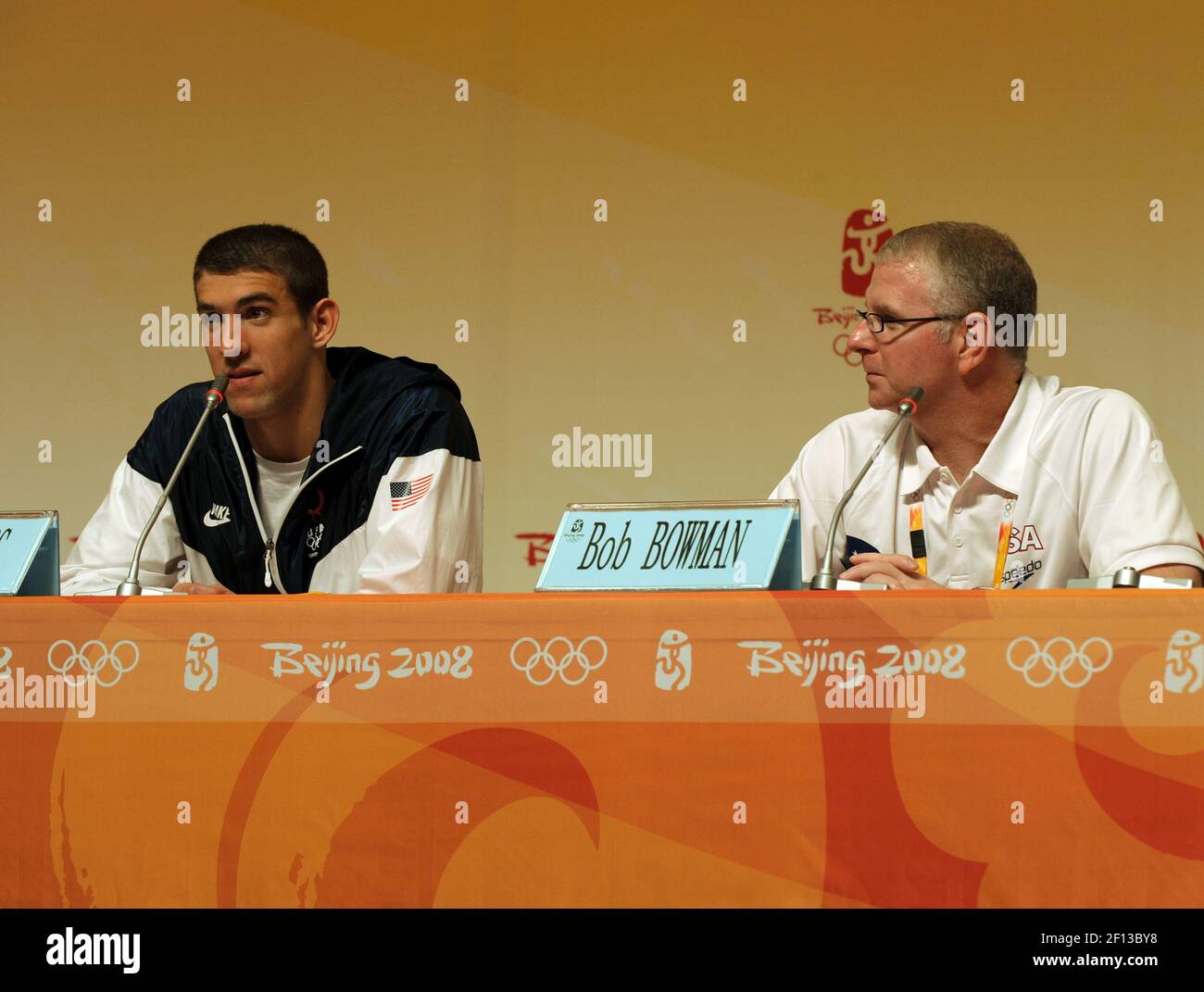 Michael Phelps, des États-Unis, à gauche avec l'entraîneur Bob Bowman ...