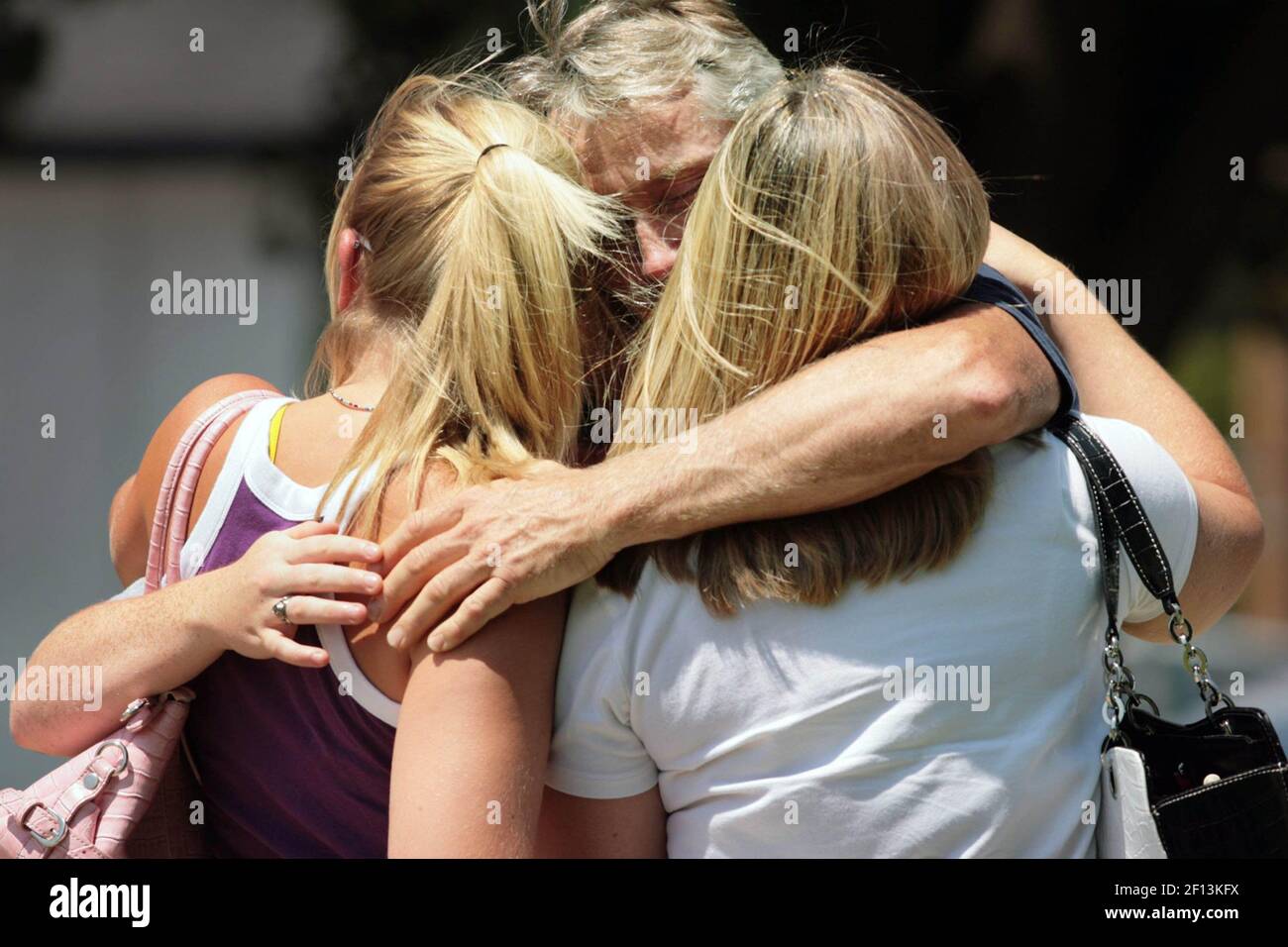 Un pompier accueille les proches à l'extérieur du service des incendies ...