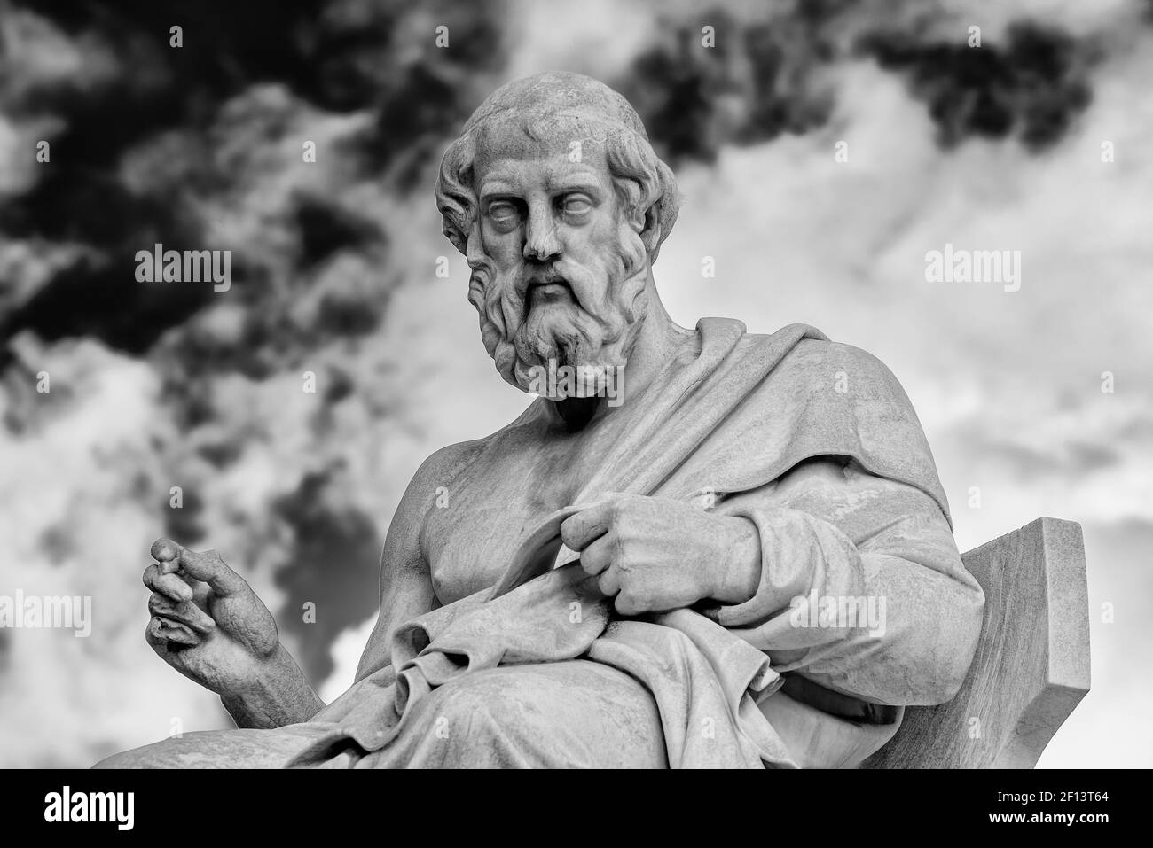 Statue de Platon devant l'Académie d'Athènes, Grèce (noir et blanc ...
