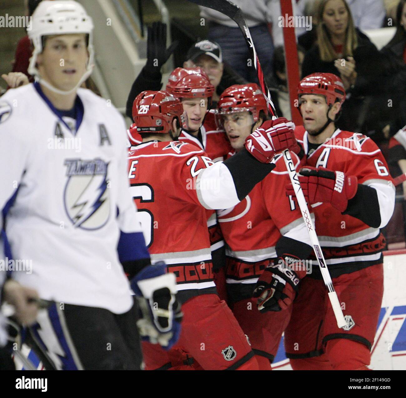 Eric Staal (12), des Carolina Hurricanes, célèbre avec ses coéquipiers ...