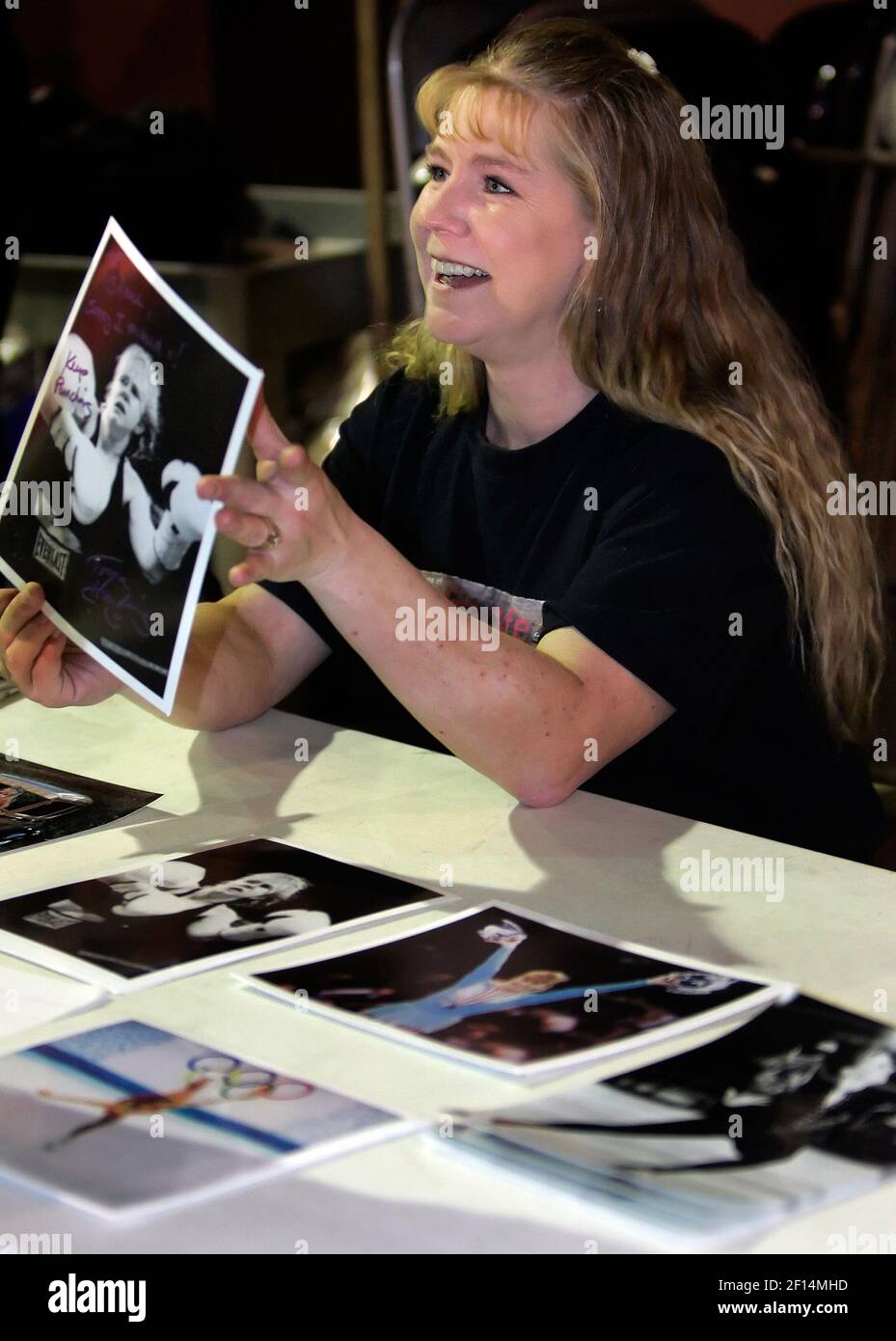 Tonya Harding montre à une cliente une photographie autographiée d'elle ...