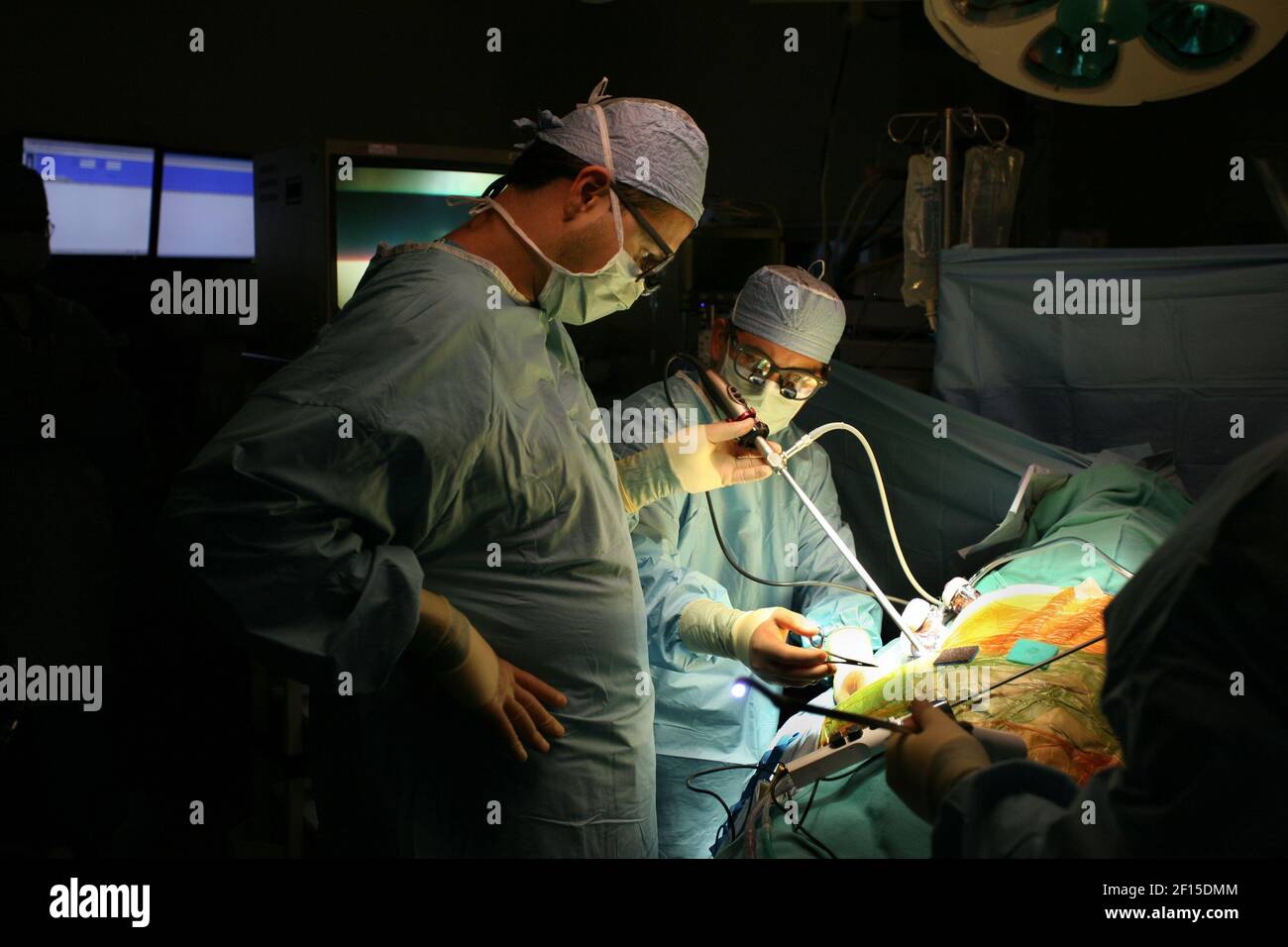 Le chirurgien cardiovasculaire et thoracique James Longoria (à droite ...