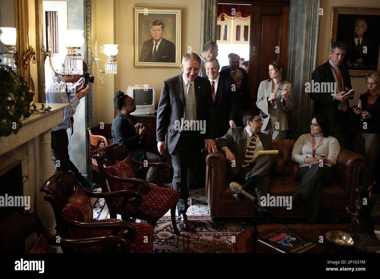 Le leader de la majorité au Sénat Harry Reid (D-NV), front, est ...