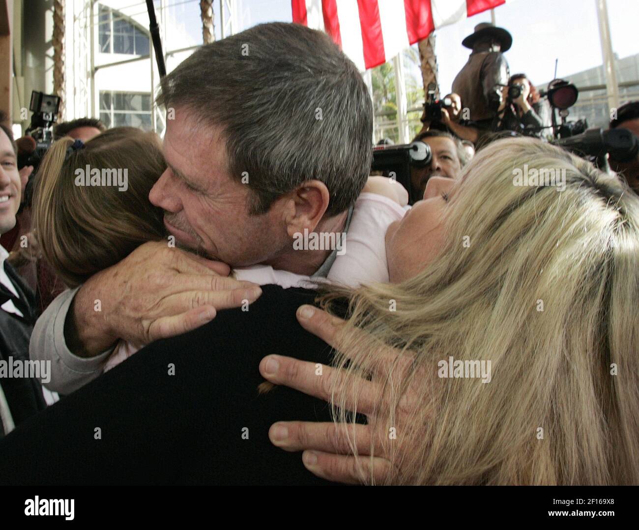 Le marin de Newport Beach Ken Barnes est accueilli par sa sœur ...