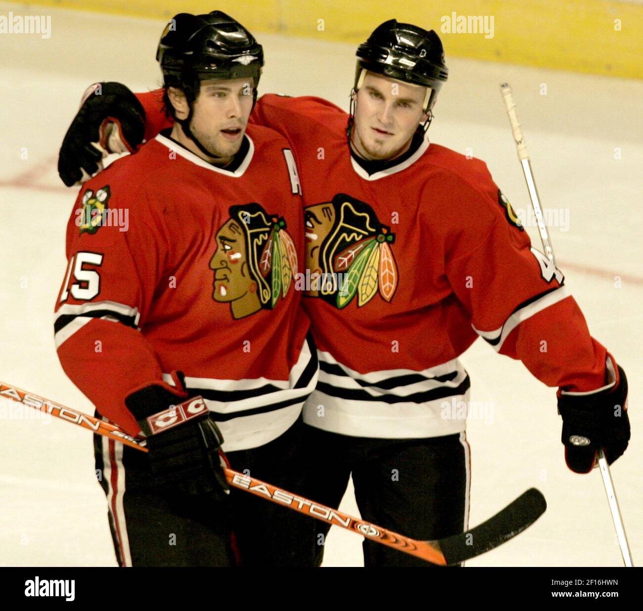 Tuomo Ruutu des Blackhawks de Chicago (à gauche) reçoit un hug de son ...