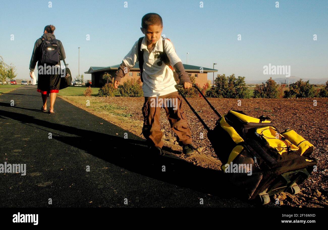 Timothy Curley, 5 ans, roues la mère Tiffiny Shilow livre sac vers le ...