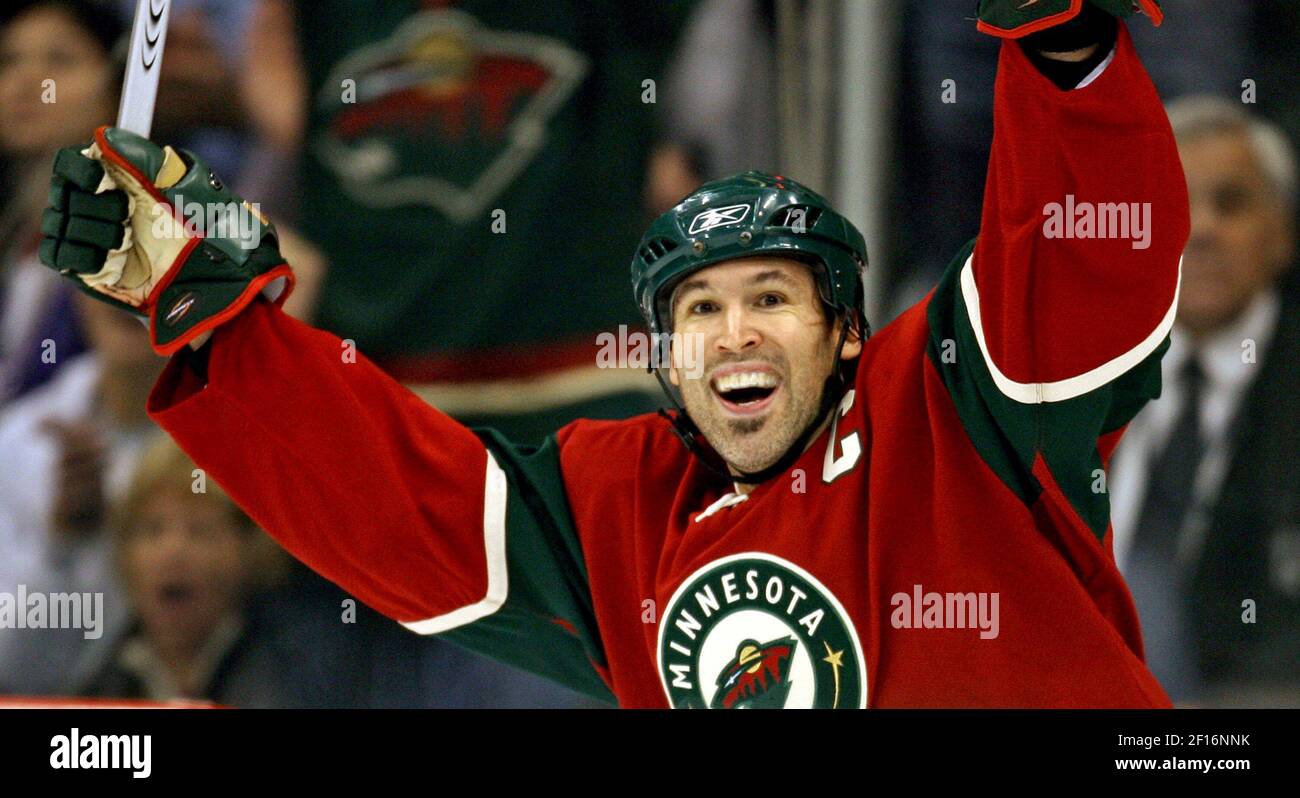 Brian Rolston, capitaine du Minnesota Wild, célèbre après avoir obtenu ...