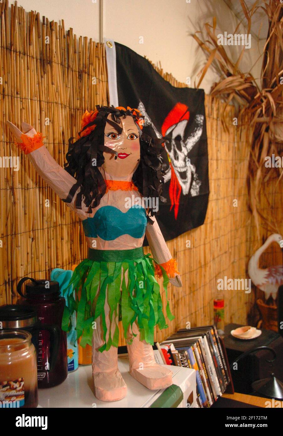 Cette poupée Tiki et un drapeau pirate ornent la chambre de Jeremy Ware ...