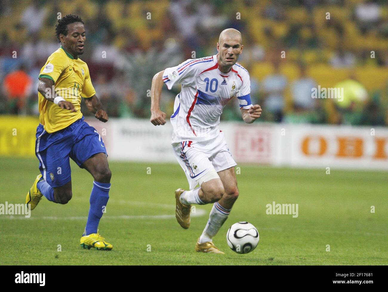 Zinedine Zidane, de France, avance le ballon contre le Brésil lors du ...