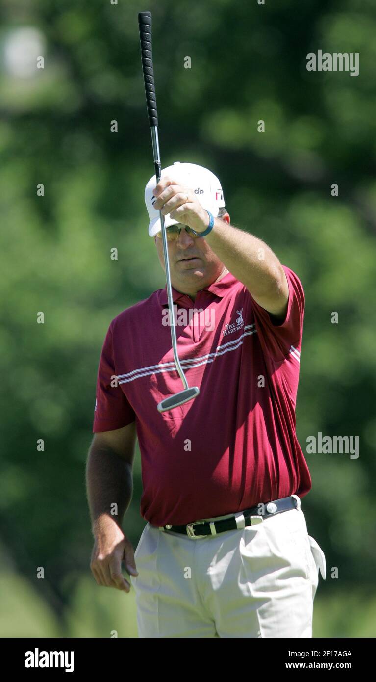 Kenny Perry fait la queue sur les neuf avant lors de la première partie ...