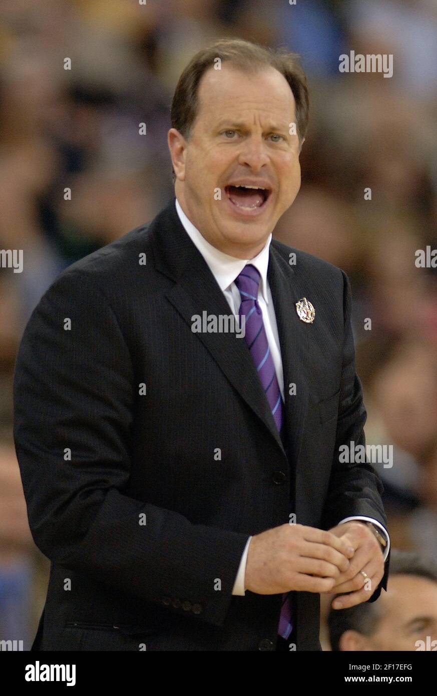 L'entraîneur en chef de LSU, John Brady, a fait des cris d'encouragement à son équipe alors que ...