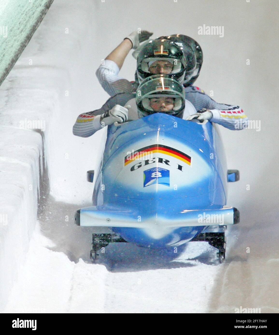 L'Allemagne-1, pilotée par André Lange, se glisse dans la zone d ...