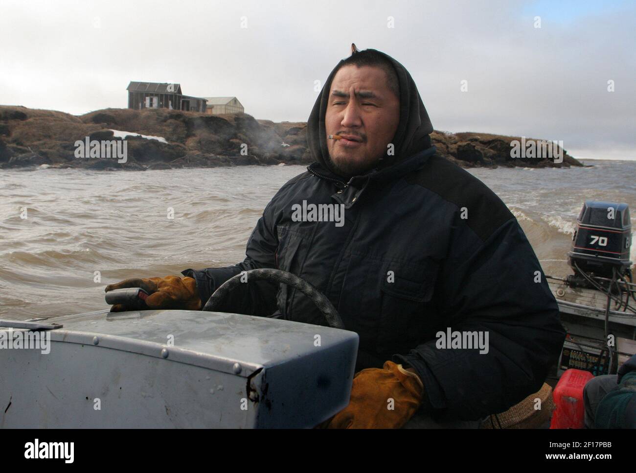 Thomas Ahtuangaruak suit un chenal de la rivière Colville en route vers ...