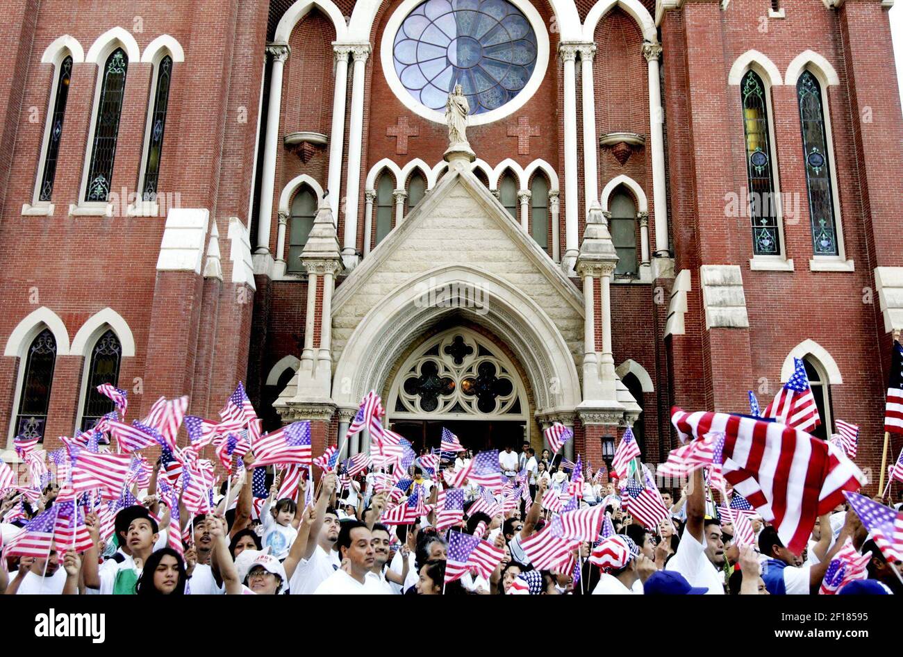 Une mer de drapeaux américains flottent au-dessus des participants ...