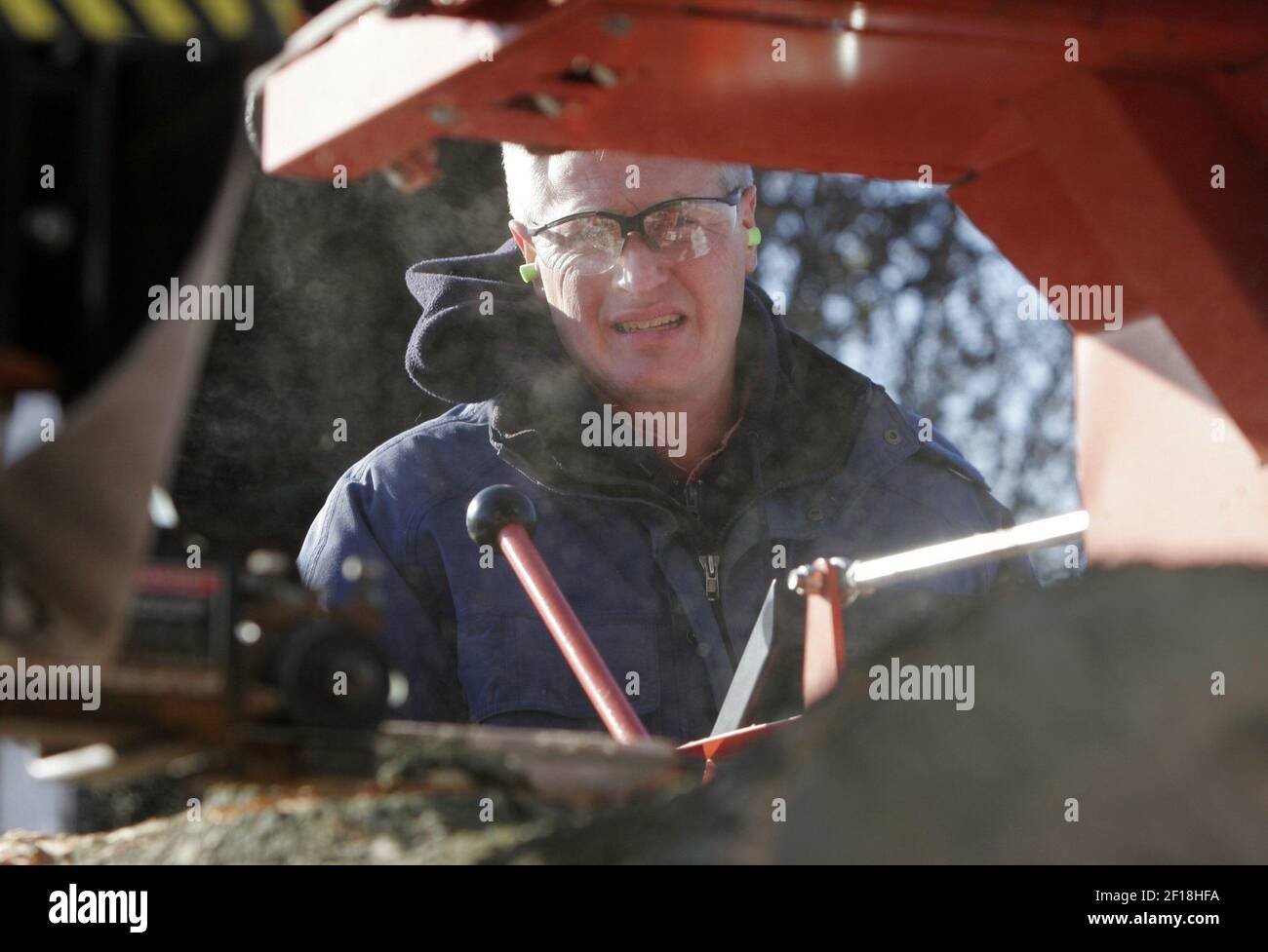 Bruce Horigan fabrique une bûche dans sa scierie du Lincolnshire ...