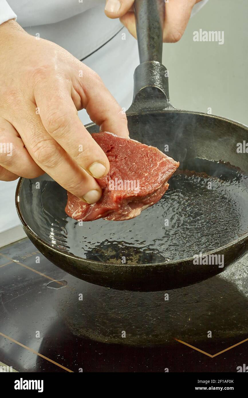 Cuire la viande Banque de photographies et d’images à haute résolution ...