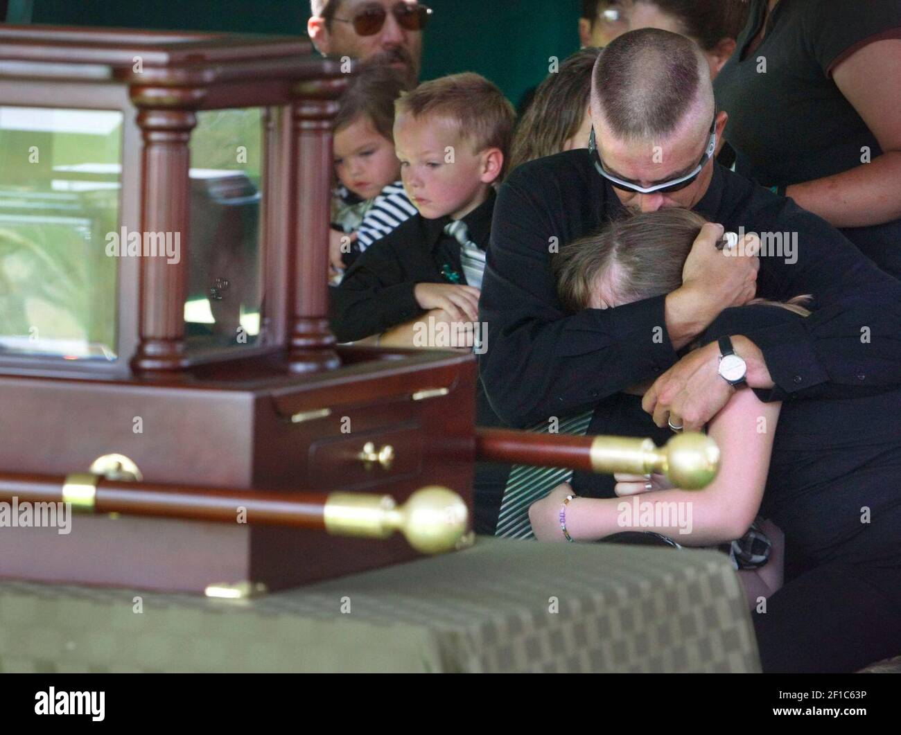 Chunk Manwill console sa fille alors qu'ils s'assoient devant les ...