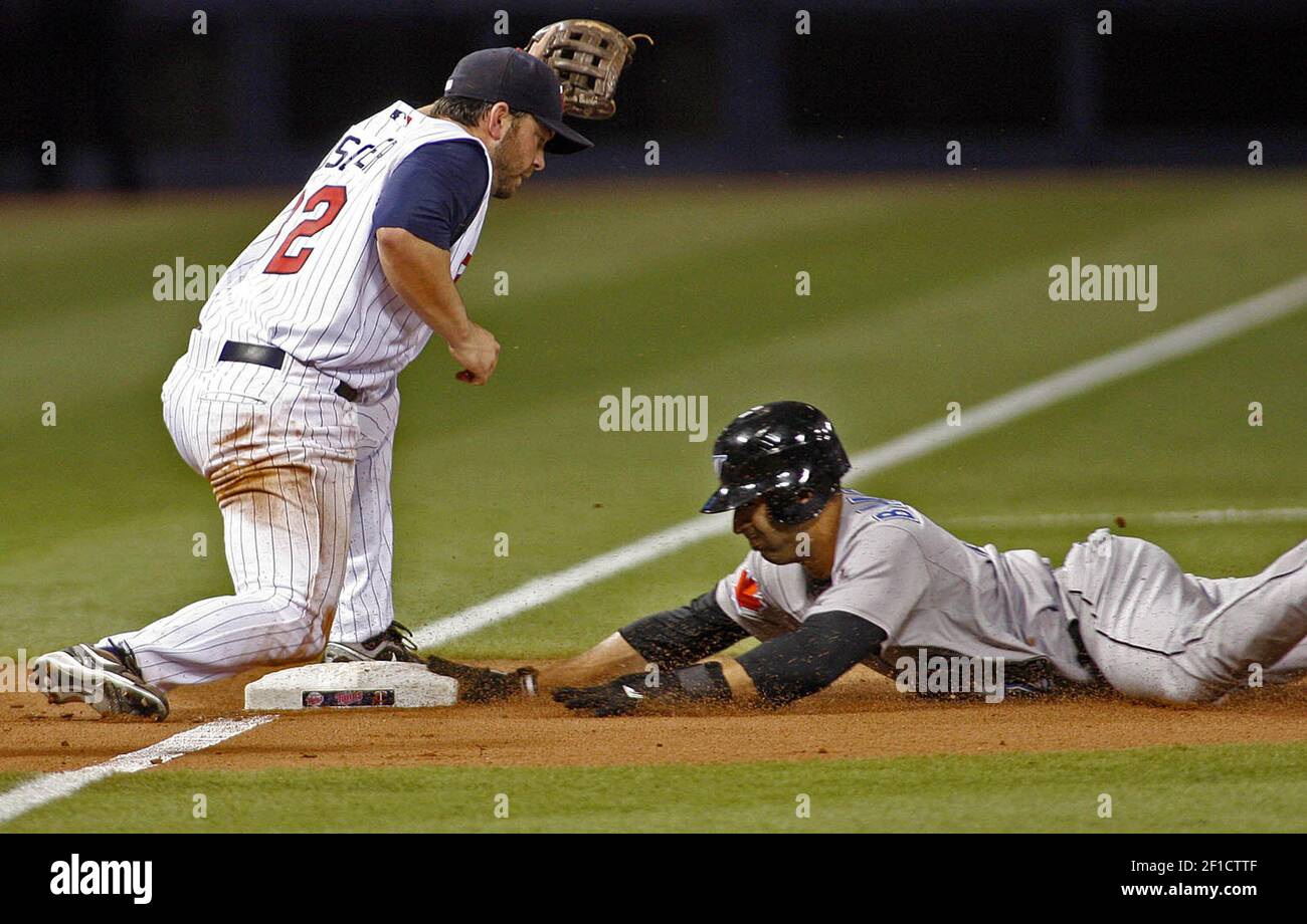 Jose Bautista des Blue Jays de Toronto glisse en toute sécurité dans la ...