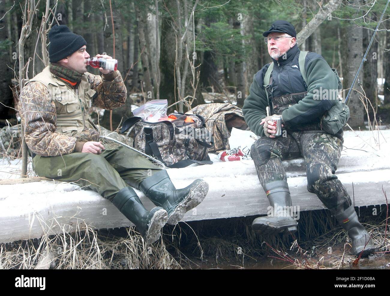 Jeff Maahs et Bill Fleischman, tous deux de Duluth, Minnesota, prennent ...