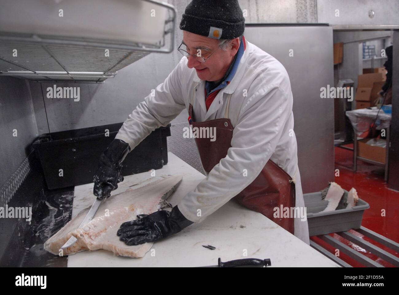 Tim Lauer, directeur général de Coastal Seafoods, coupe le bar de mer ...